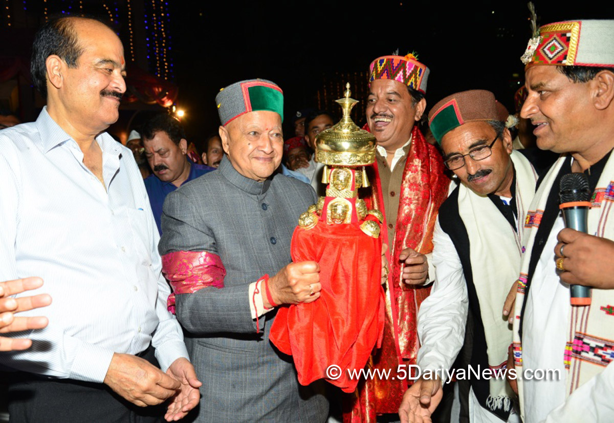 Virbhadra Singh pays obeisance to Lord Raghunath at Kullu