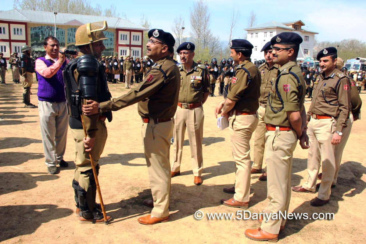 DGP interacts with police personnel at Handwara, reviews arrangements ...