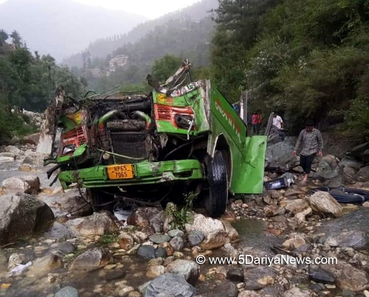 30 killed as bus falls into gorge in Himachal