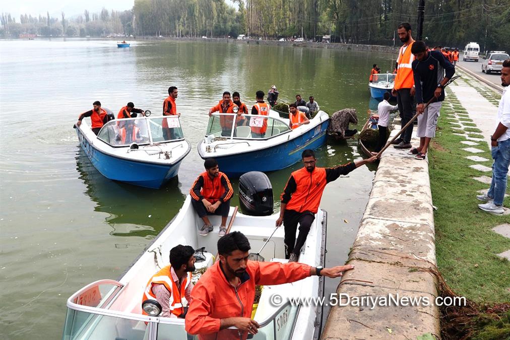 LAWDA in collaboration with SDRF launches cleanliness drive in Dal Lake