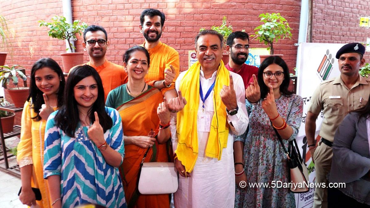 Sanjay Tandon among the first ones to cast vote