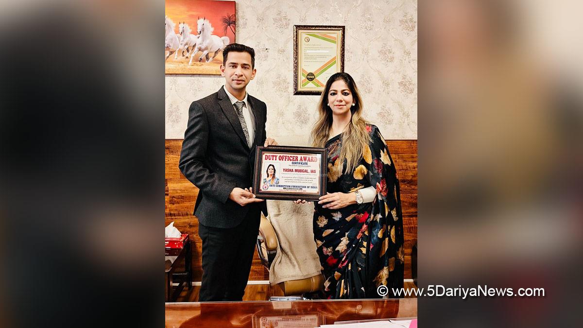 Anti-Corruption Foundation of India presents Duty Officer Award to ...