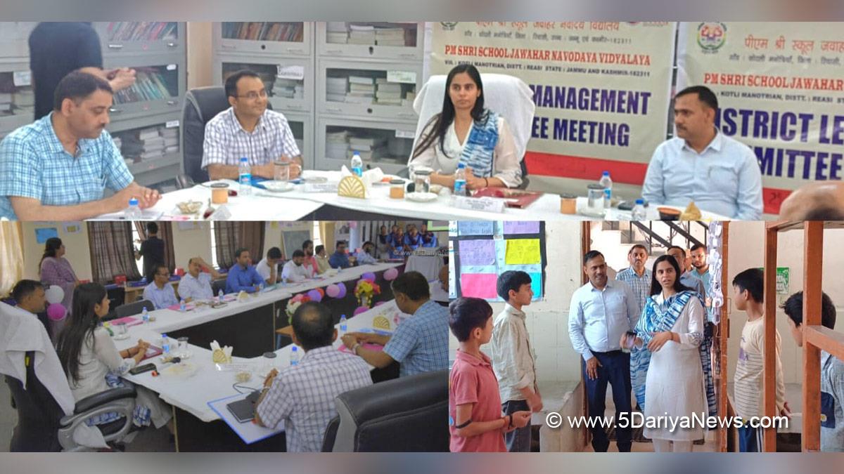 DC Reasi Nidhi Malik chairs VMC meeting at JNV