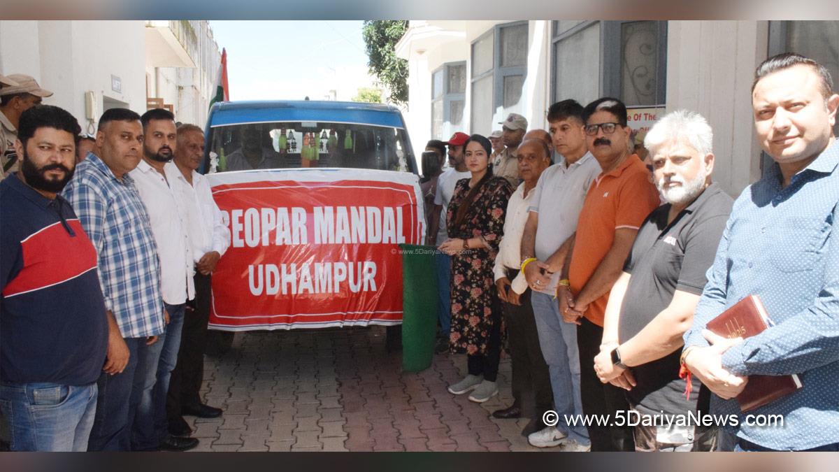 Udhampur Beopar Mandal provides relief material for flood-affected people