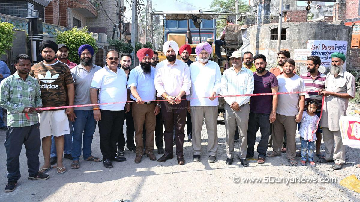 Karamjit Singh Rintu inaugurates premix work on 88 Feet Main Road