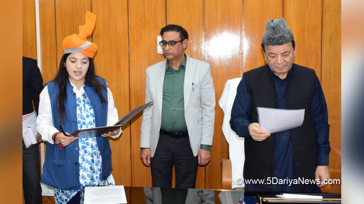 Abdul Rahim Rather administers oath to newly elected MLAs