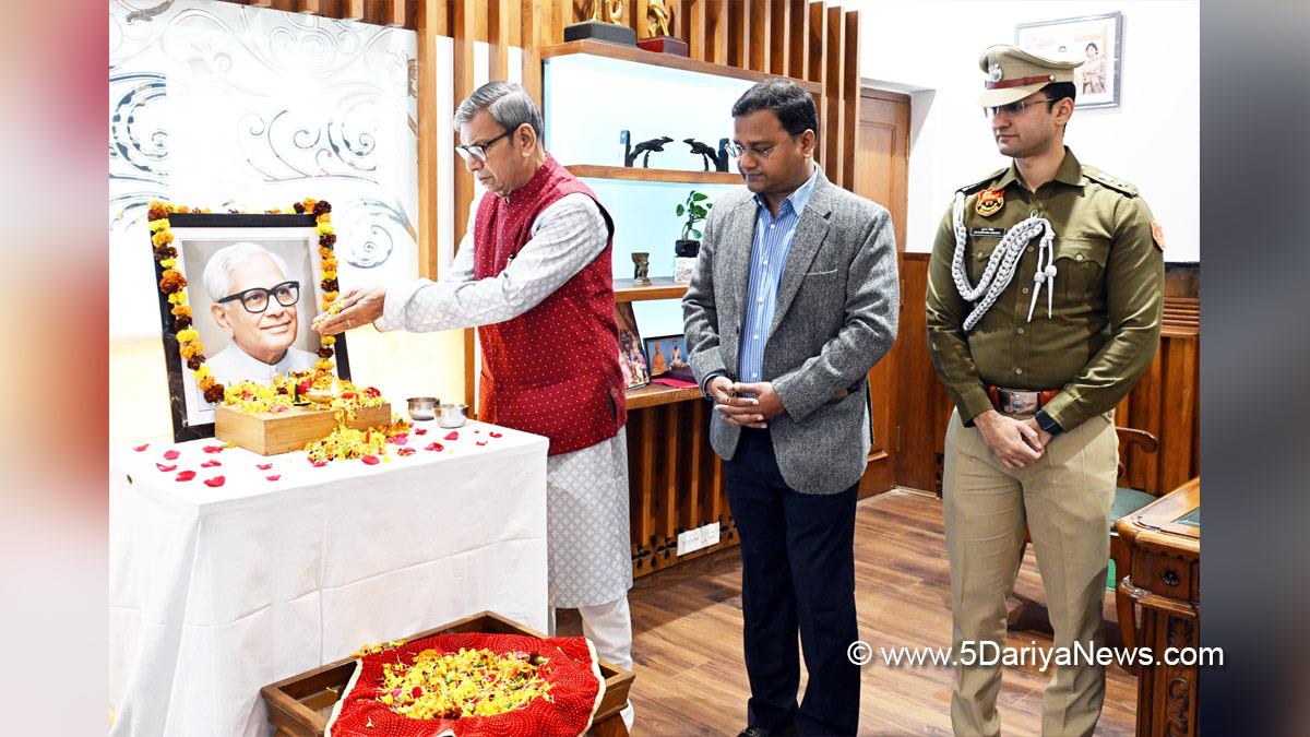 Prof Ashim Kumar Ghosh Pays Tribute to Former President R. Venkataraman
