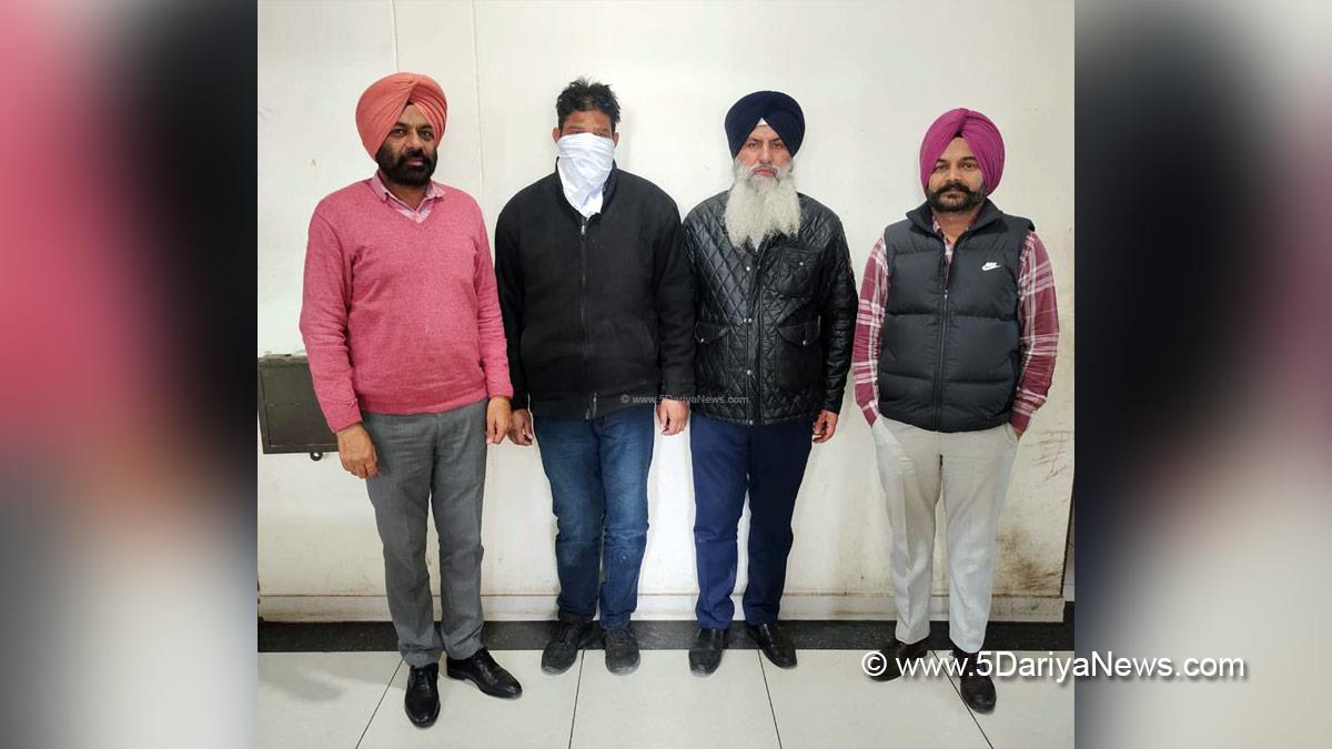 Vigilance Bureau nabs Head Constable red handed accepting bribe of Rs 5 ...